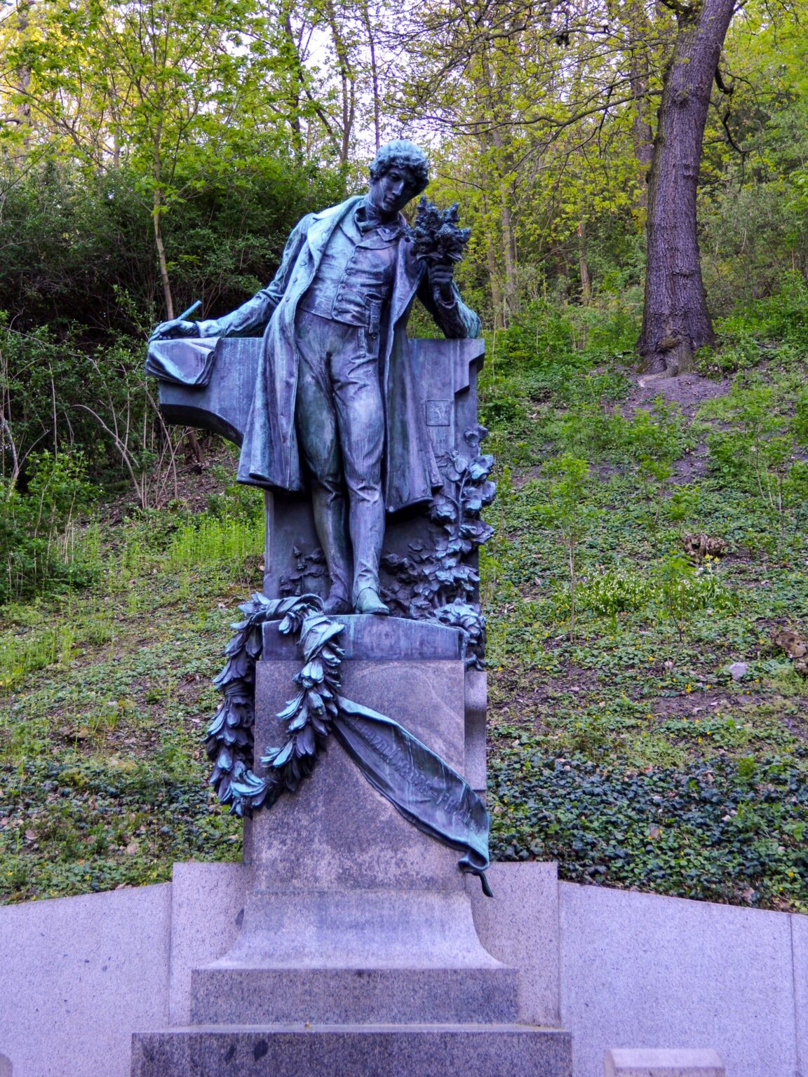 Caminhando pela Colina Petřín, popular área de verde de Praga ...